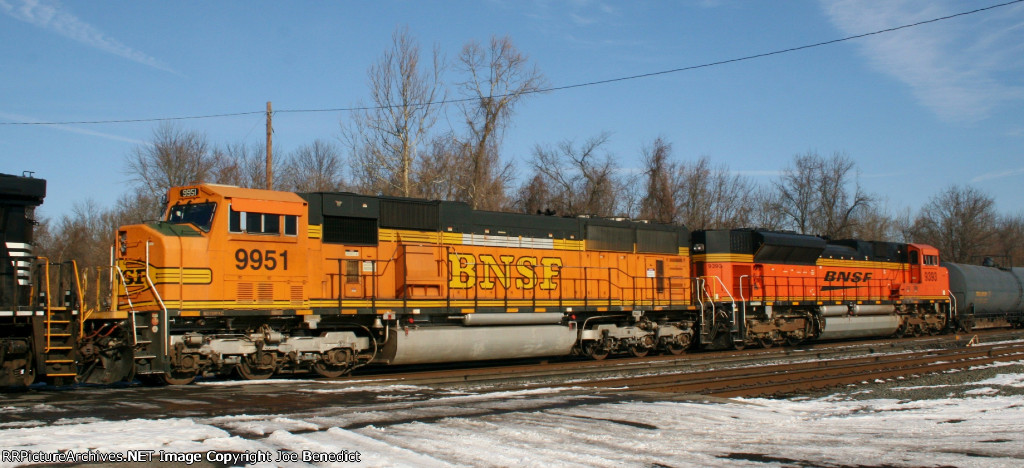 BNSF 9951 & 9393 on 39G